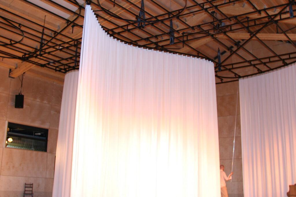 gebogenes Schienensystem TRUMPF 95 mit Schallschutzvorhängen, O.T ...