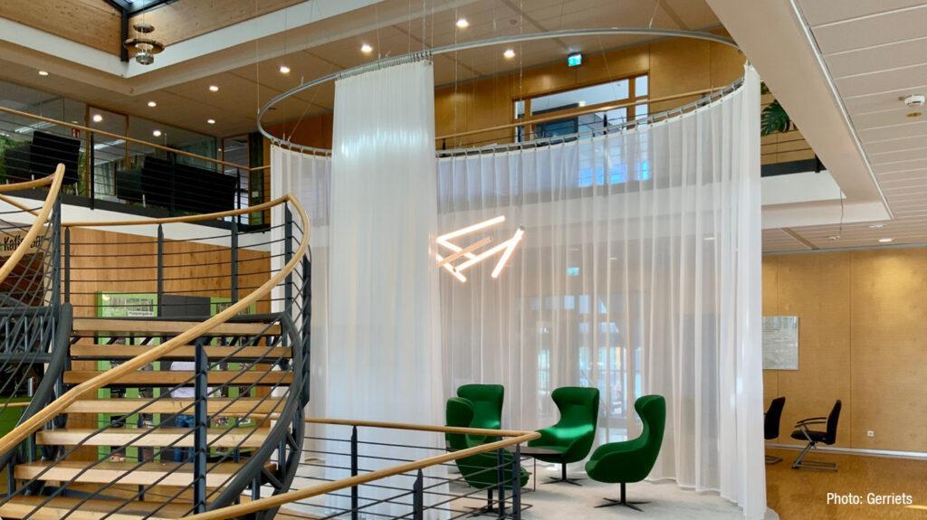 Spezialabhängung der Schienenanlage von Gerriets, Carl Götz GmbH, Neu ...