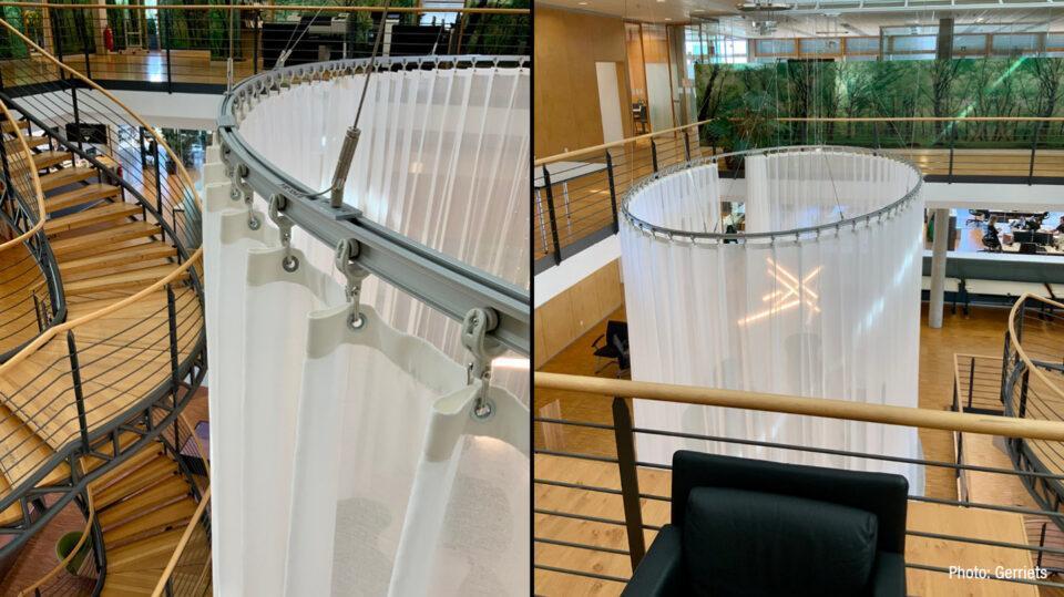 Foyer mit Vorhang als semitransparenter Sichtschutz von Gerriets, Carl ...